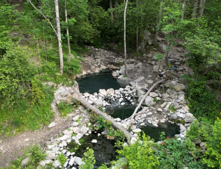Les sources d'eau chaude de Mérens-les-Vals | Bains naturels